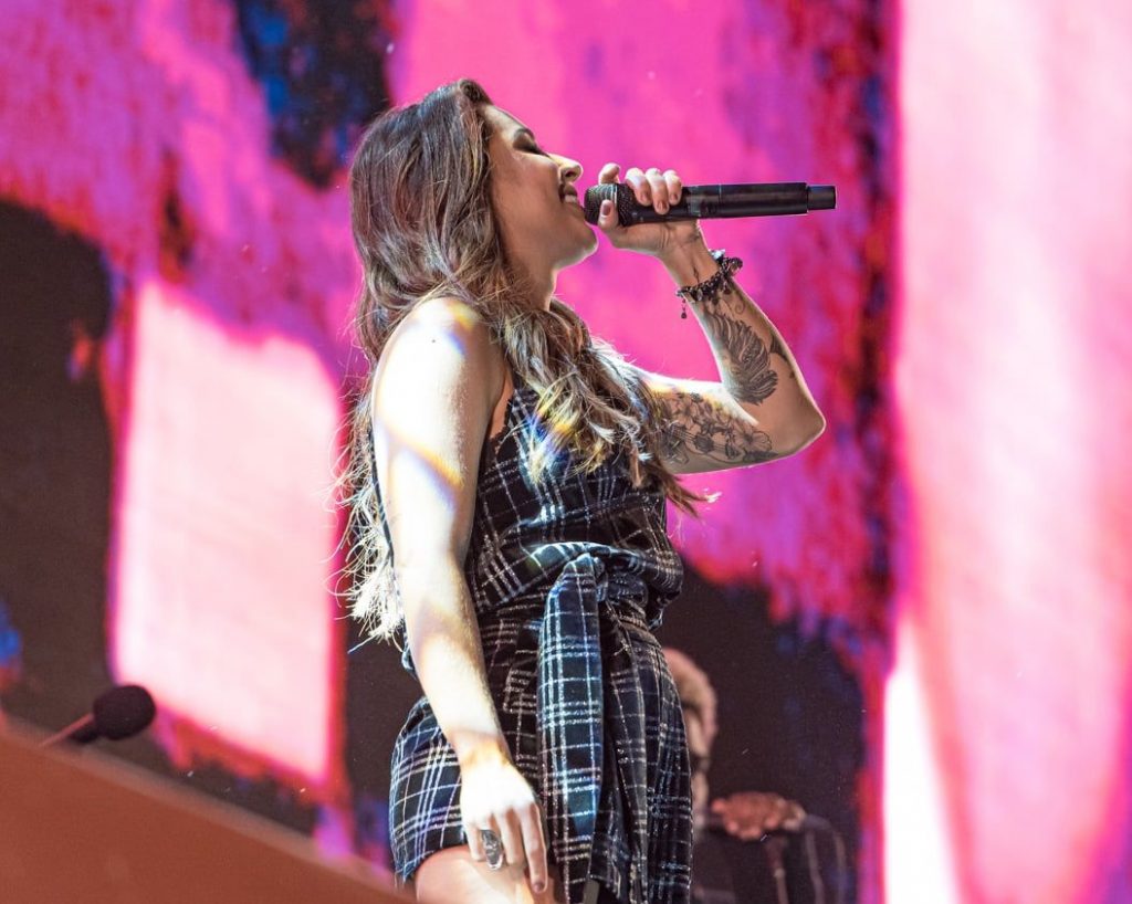 Cantora sertaneja Lauana Prado se apresenta no Drive-in Alphaville ...