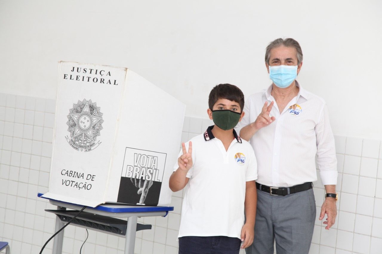 Barueri: Rubens Furlan chega para votar